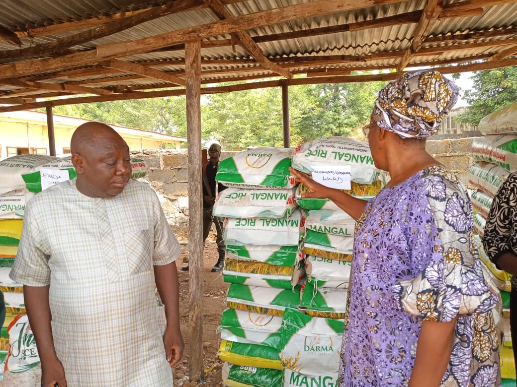 Lent/Ramadan: Kabba-Bunu Chairman distributes 1,138 bags of 50kg rice ...