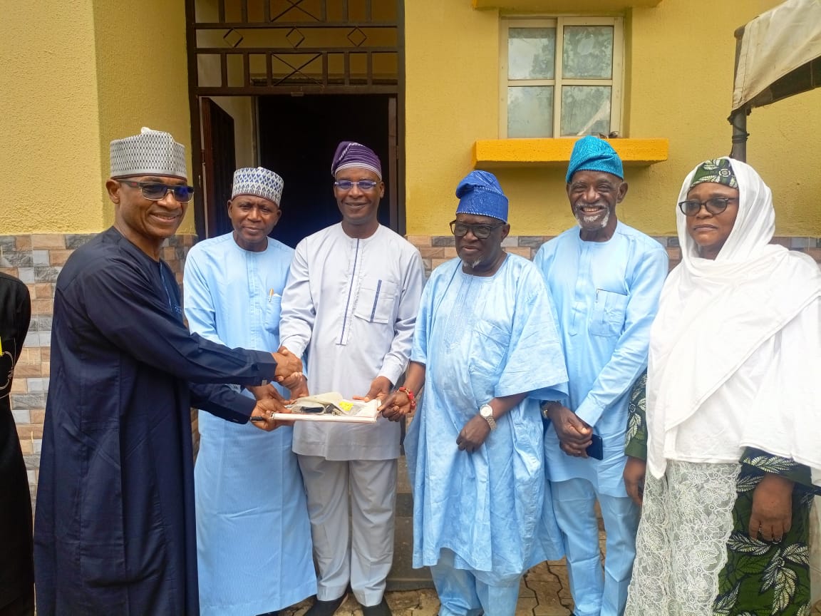 Prof. Olatunji Dare, A Professor Of Journalism Donates House Residence ...